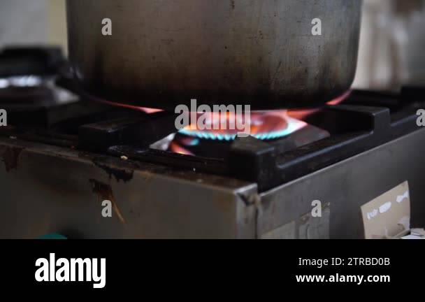 Retro gas cooker Stock Videos & Footage - HD and 4K Video Clips - Alamy