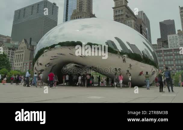 Crowded Chicago Bean Monument in Millennium Park. Crowds visiting ...