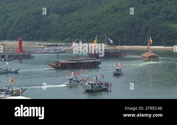 Replicas of the Korean Turtle warships depart from harbor during Hansan ...