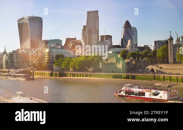Thames tour boat Stock Videos & Footage - HD and 4K Video Clips - Alamy