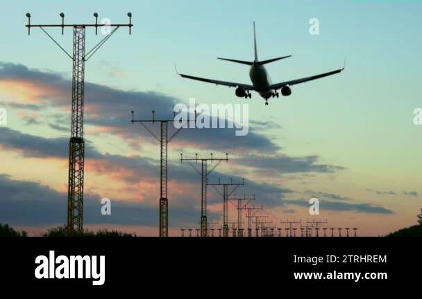 Aircraft landing Stock Videos & Footage - HD and 4K Video Clips - Alamy