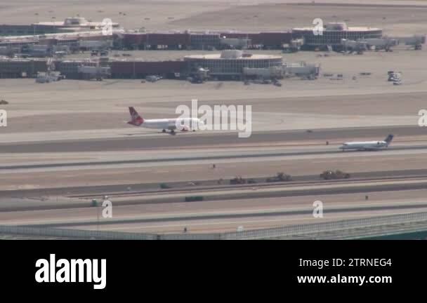 Airplane slow Stock Videos & Footage - HD and 4K Video Clips - Alamy