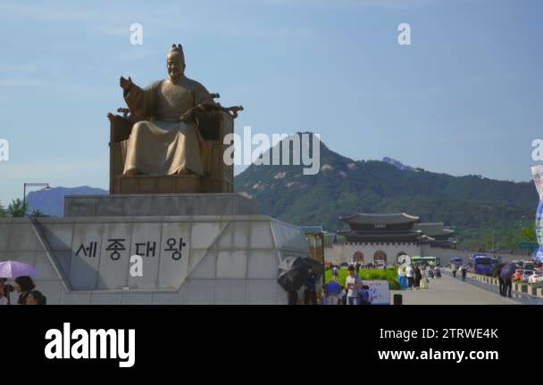 Beautiful sunset of Seoul city in Front view Gyeongbokgung palace ...