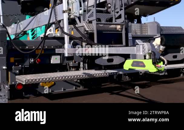 Leveling automatics for asphalt pavers. Road construction machine ...