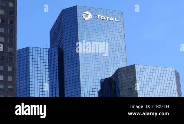 Tour elf paris Stock Videos & Footage - HD and 4K Video Clips - Alamy