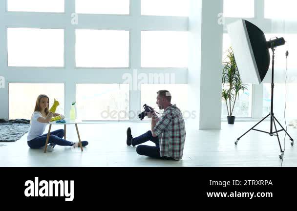 Photostudio backstage . Man photographer explain poses to woman model ...