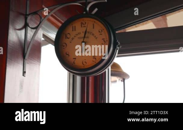 Vintage wall clock Stock Videos & Footage - HD and 4K Video Clips - Alamy