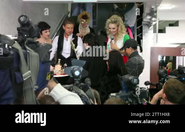 Singer in hi Stock Videos & Footage - HD and 4K Video Clips - Alamy