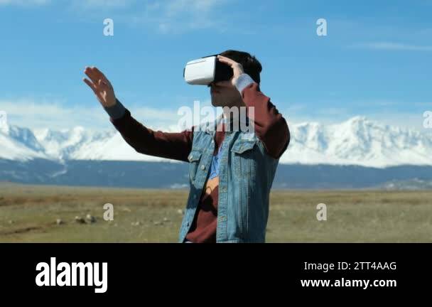 guy in desert wearing vr glasses dissolving into pixels 20s 4k Stock ...