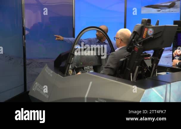Specialists are testing the flight Simulator fighter-bomber Lockheed ...