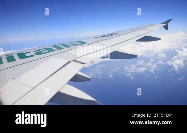 Airplane wing cross Stock Videos & Footage - HD and 4K Video Clips - Alamy