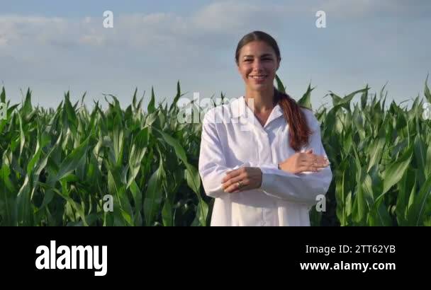 Woman posing in corn Stock Videos & Footage - HD and 4K Video Clips - Alamy