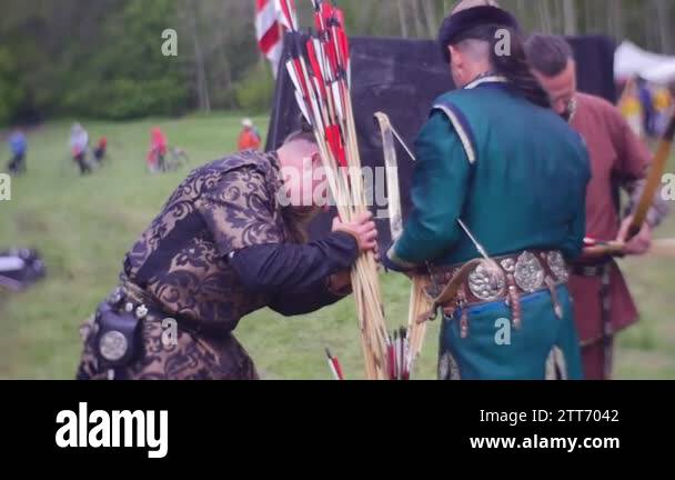 Brings an arrows Stock Videos & Footage - HD and 4K Video Clips - Alamy