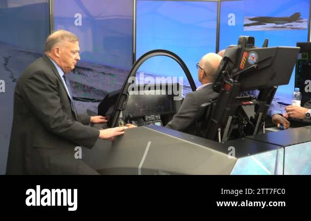 Specialists are testing the flight Simulator fighter-bomber Lockheed ...