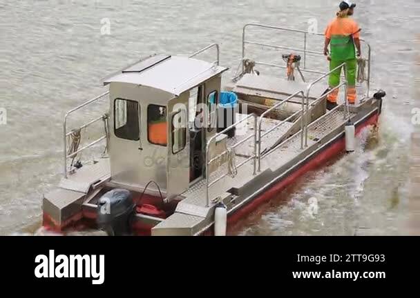 Bin barge Stock Videos & Footage - HD and 4K Video Clips - Alamy
