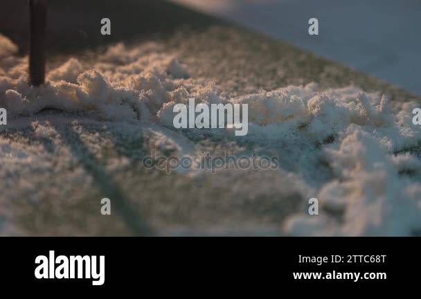 The small milling machine is automatically cut into the glass fiber ...