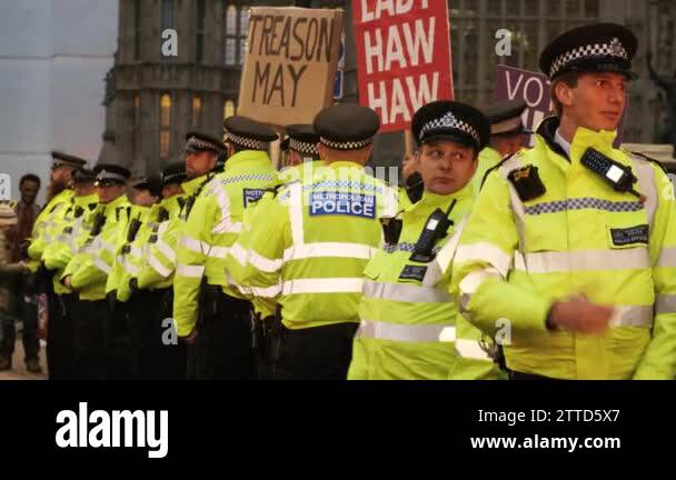 Police officers guarding the palace of westminster Stock Videos ...