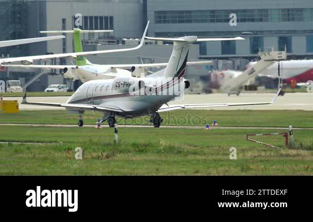 Embraer phenom 300 Stock Videos & Footage - HD and 4K Video Clips - Alamy