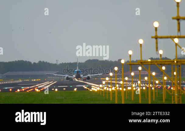 Embraer 175 Stock Videos & Footage - HD and 4K Video Clips - Alamy