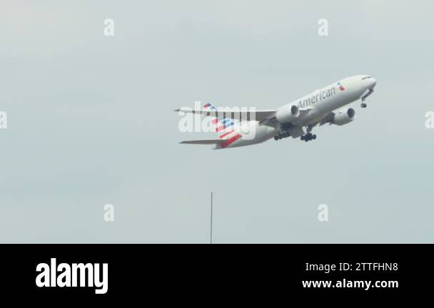 Boeing 777 of American Airlines flying away Stock Video Footage - Alamy
