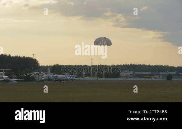 Paratrooper landing Stock Videos & Footage - HD and 4K Video Clips - Alamy