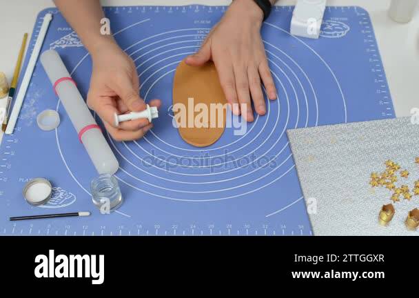Fondant shape Stock Videos & Footage - HD and 4K Video Clips - Alamy