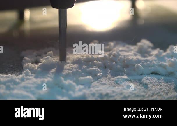 The small milling machine is automatically cut into the glass fiber ...