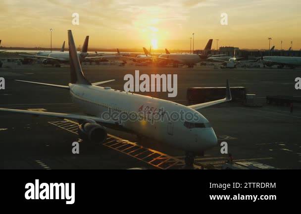 Delta jet sunset Stock Videos & Footage - HD and 4K Video Clips - Alamy