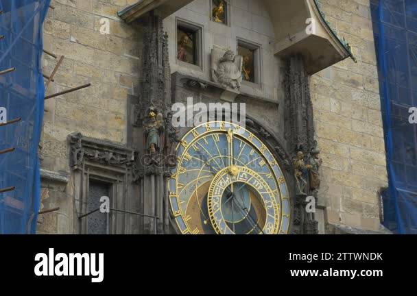 Moving statues Stock Videos & Footage - HD and 4K Video Clips - Alamy