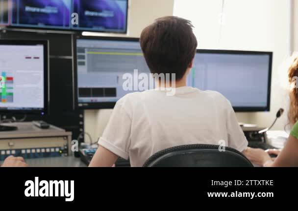 Visual news editor Stock Videos & Footage - HD and 4K Video Clips - Alamy