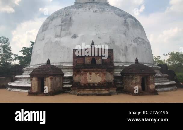 Polonnaruwa was first declared the capital city by king vijayabahu ...