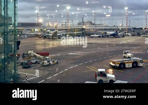 Aircrafts loading Stock Videos & Footage - HD and 4K Video Clips - Alamy