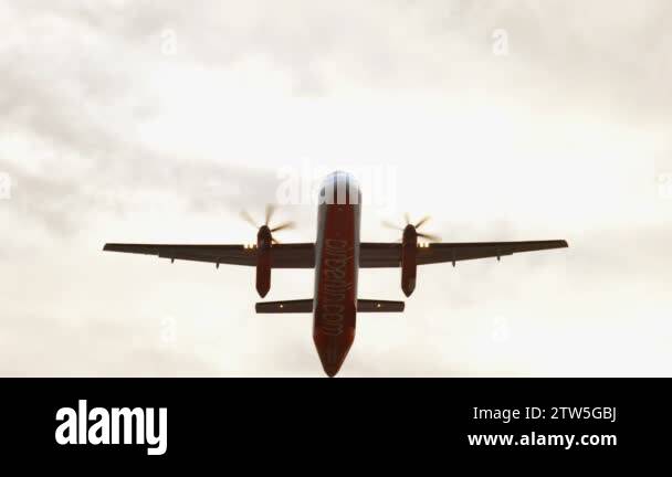 The bombardier dash 8 Stock Videos & Footage - HD and 4K Video Clips ...