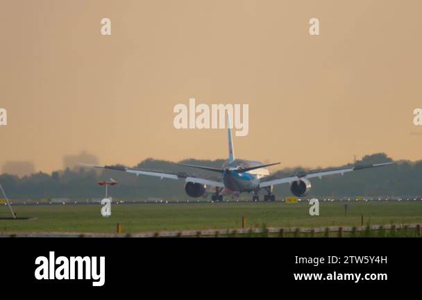 Boeing 787 dreamliner approach landing Stock Videos & Footage - HD and ...