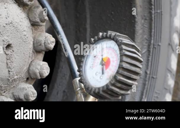 Inflatable tyre compressor with black hose and external pressure sensor ...
