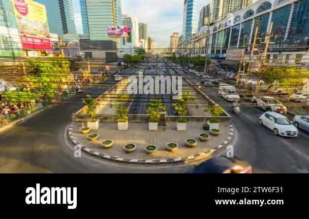 Bangkok , Thailand - 2 May, 2019 : Time lapse blur light a lot of car ...