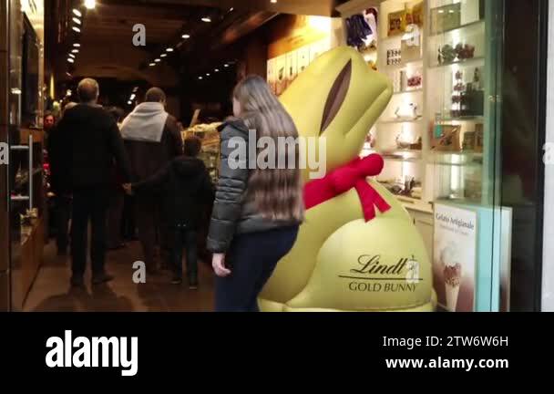 Lindt store Stock Videos & Footage - HD and 4K Video Clips - Alamy
