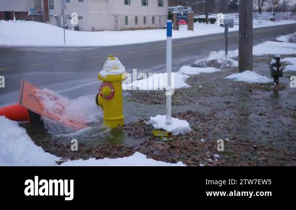 Frozen fire hydrant Stock Videos & Footage - HD and 4K Video Clips - Alamy