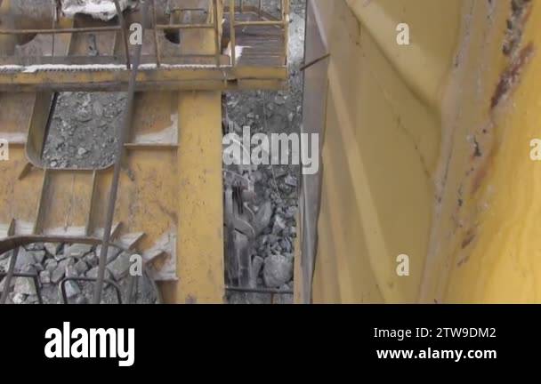 Nodes, parts and working mechanisms of the excavator.The mechanism of ...