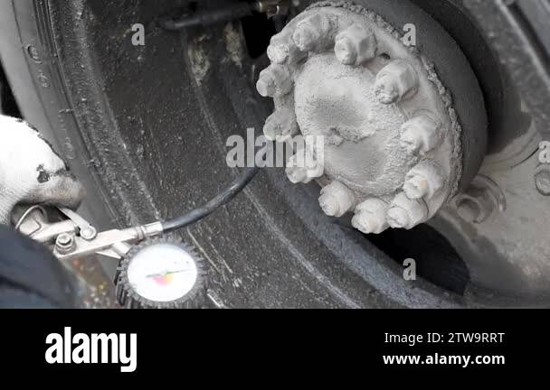 Inflatable tyre compressor with black hose and external pressure sensor ...