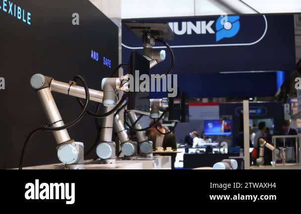 Universal Robots presenting practical examples show how flexible ...