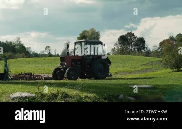 Tractor farmyard Stock Videos & Footage - HD and 4K Video Clips - Alamy