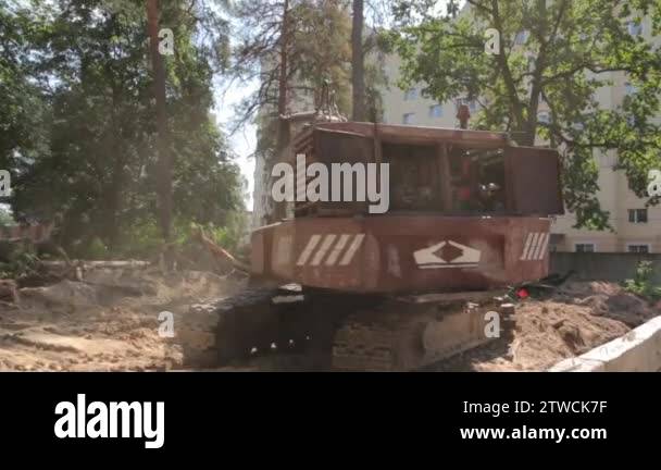 Ground crawler Stock Videos & Footage - HD and 4K Video Clips - Alamy