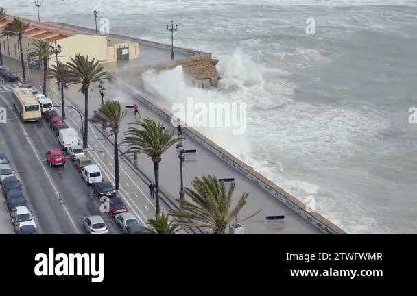 Huge waves spraying photographer and passerby on the Campo del Sur ...