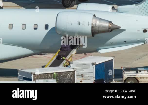 Baggage handlers unloading aircraft Stock Videos & Footage - HD and 4K ...