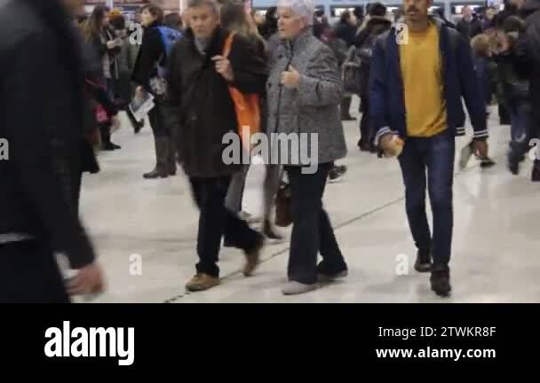 Winter commute london Stock Videos & Footage - HD and 4K Video Clips ...