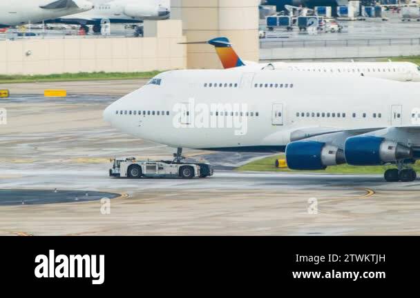 Boeing 747 400 on Stock Videos & Footage - HD and 4K Video Clips - Alamy