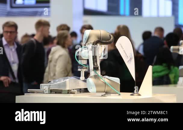 Universal Robots presenting practical examples show how flexible ...