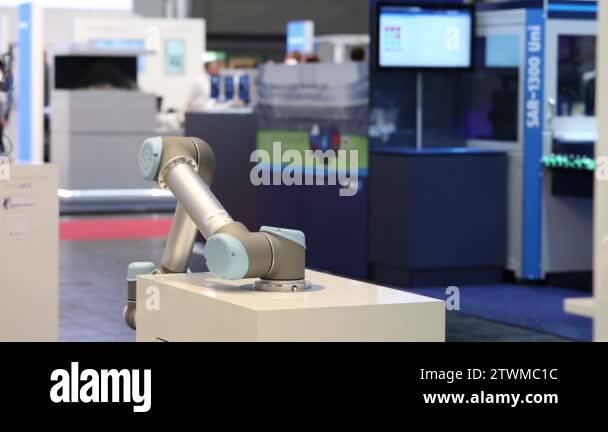 Universal Robots presenting practical examples show how flexible ...