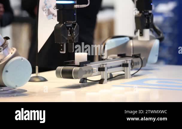 Universal Robots presenting practical examples show how flexible ...